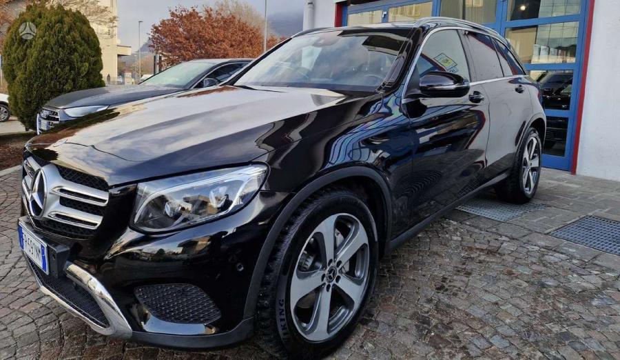 Black Mercedes-Benz GLC 220 2017 in Kaunas, with an engine capacity of 2.14 L and mileage of 160 thousand km for 21950 €, photo 1 on AUTOMOTO.COM.LV