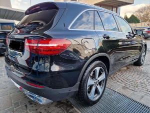 Black Mercedes-Benz GLC 220 2017 in Kaunas, with an engine capacity of 2.14 L and mileage of 160 thousand km for 21950 €, photo 4 on AUTOMOTO.COM.LV