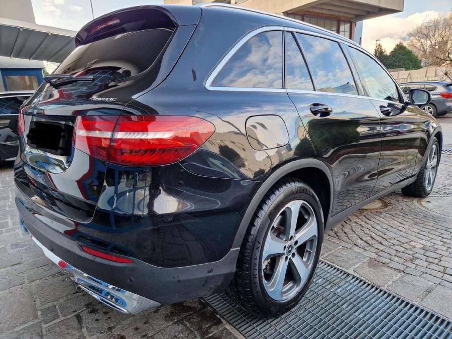Black Mercedes-Benz GLC 220 2017 in Kaunas, with an engine capacity of 2.14 L and mileage of 160 thousand km for 21950 €, photo 4 on AUTOMOTO.COM.LV
