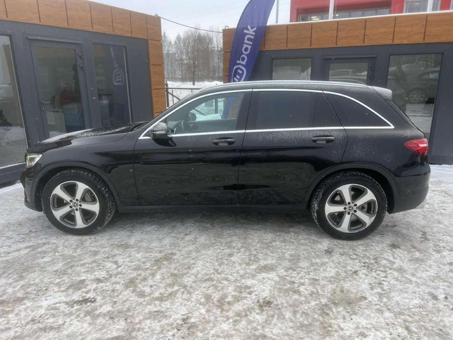 Black Mercedes-Benz GLC 220 2017 in Kaunas, with an engine capacity of 2.14 L and mileage of 161 thousand km for 21950 €, photo 3 on AUTOMOTO.COM.LV