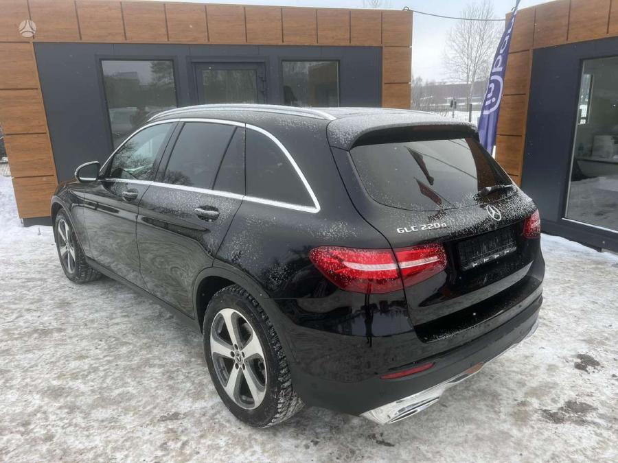 Black Mercedes-Benz GLC 220 2017 in Kaunas, with an engine capacity of 2.14 L and mileage of 161 thousand km for 21950 €, photo 4 on AUTOMOTO.COM.LV