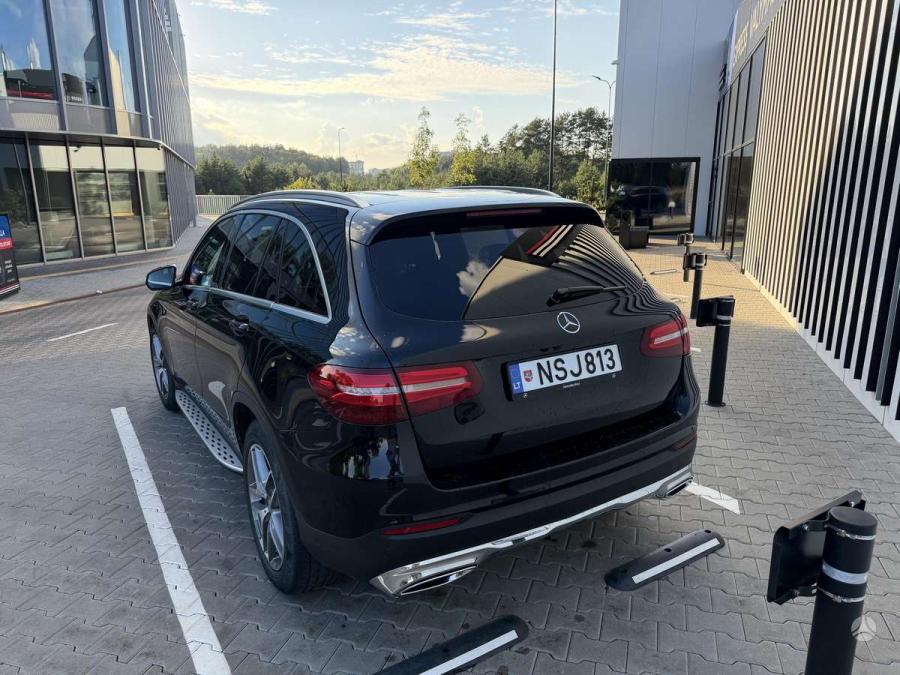 Black Mercedes-Benz GLC 220 2017 in Vilnius, with an engine capacity of 2.14 L and mileage of 157 thousand km for 21000 €, photo 5 on AUTOMOTO.COM.LV