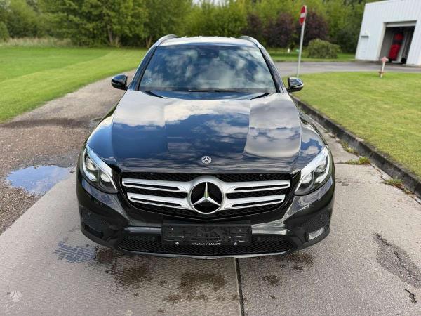 Mercedes-Benz GLC 220 2017 in Panevezys on AUTOMOTO.COM.LV Black Mercedes-Benz GLC 220 2017 in Panevezys, with an engine capacity of 2.14 L and mileage of 227 thousand km for 17999 €, photo 4 on AUTOMOTO.COM.LV