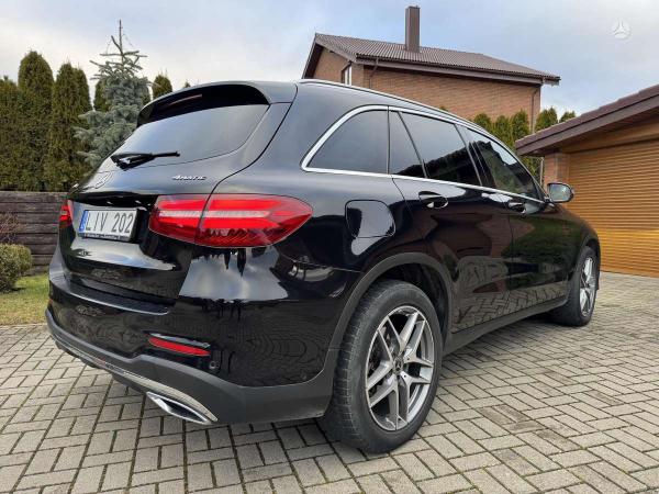 Black Mercedes-Benz GLC 220 2018 in Klaipeda, with an engine capacity of 2.14 L and mileage of 95 thousand km for 30900 €, photo 4 on AUTOMOTO.COM.LV