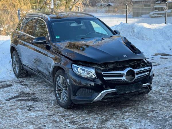 Black Mercedes-Benz GLC 220 2018 in Vievis, with an engine capacity of 2.14 L and mileage of 123 thousand km for 8500 €, photo 4 on AUTOMOTO.COM.LV