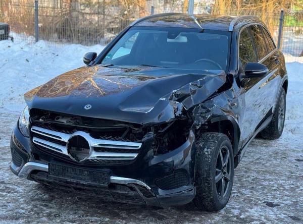 Black Mercedes-Benz GLC 220 2018 in Vievis, with an engine capacity of 2.14 L and mileage of 123 thousand km for 8500 €, photo 8 on AUTOMOTO.COM.LV