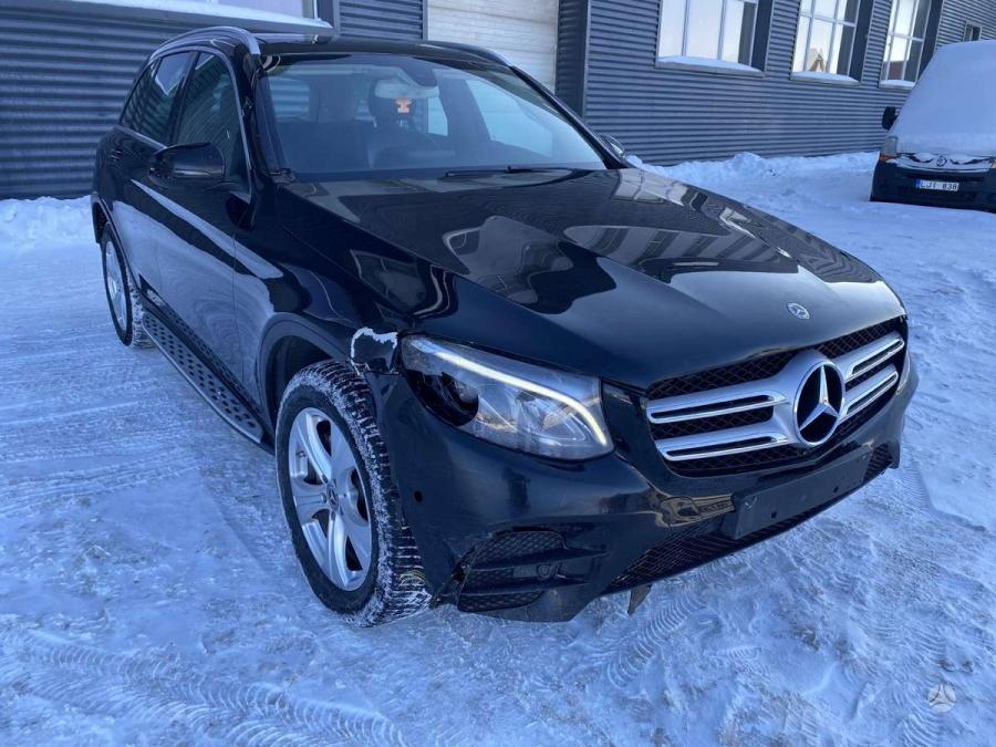 Black Mercedes-Benz GLC 220 2018 in Taurage, with an engine capacity of 2.14 L and mileage of 301 thousand km for 9200 €, photo 3 on AUTOMOTO.COM.LV