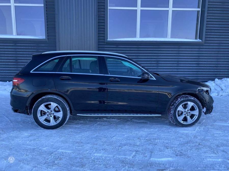 Black Mercedes-Benz GLC 220 2018 in Taurage, with an engine capacity of 2.14 L and mileage of 301 thousand km for 9200 €, photo 8 on AUTOMOTO.COM.LV