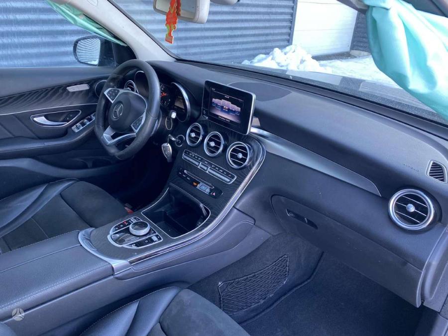 Black Mercedes-Benz GLC 220 2018 in Taurage, with an engine capacity of 2.14 L and mileage of 301 thousand km for 9200 €, photo 13 on AUTOMOTO.COM.LV