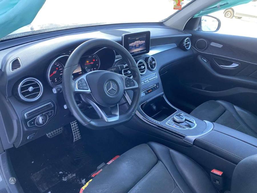 Black Mercedes-Benz GLC 220 2018 in Taurage, with an engine capacity of 2.14 L and mileage of 301 thousand km for 9200 €, photo 18 on AUTOMOTO.COM.LV