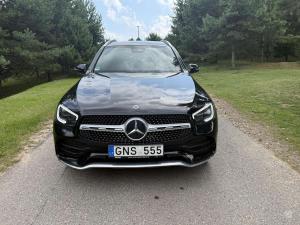 Black Mercedes-Benz GLC 220 2019 in Vilnius, with an engine capacity of 1.95 L and mileage of 137 thousand km for 29500 €, photo 3 on AUTOMOTO.COM.LV