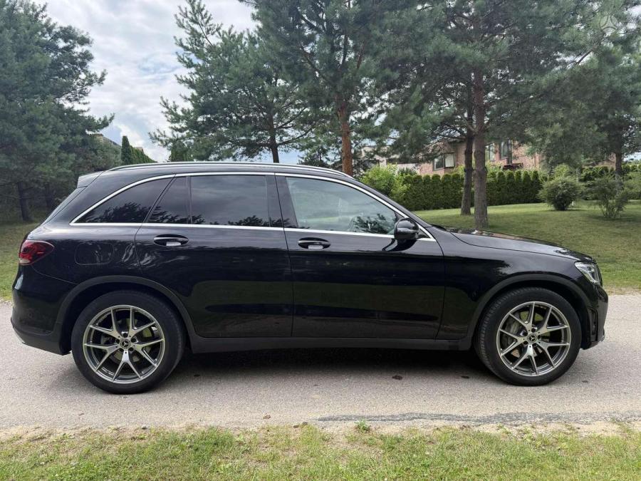Black Mercedes-Benz GLC 220 2019 in Vilnius, with an engine capacity of 1.95 L and mileage of 137 thousand km for 29500 €, photo 6 on AUTOMOTO.COM.LV