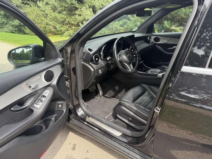 Black Mercedes-Benz GLC 220 2019 in Vilnius, with an engine capacity of 1.95 L and mileage of 137 thousand km for 29500 €, photo 11 on AUTOMOTO.COM.LV