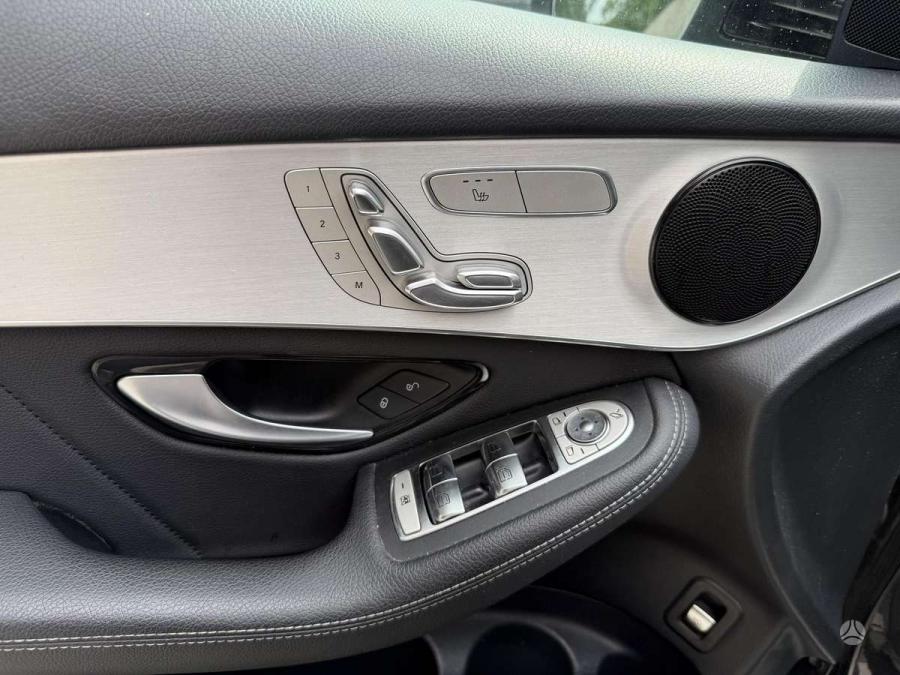 Black Mercedes-Benz GLC 220 2019 in Vilnius, with an engine capacity of 1.95 L and mileage of 137 thousand km for 29500 €, photo 19 on AUTOMOTO.COM.LV