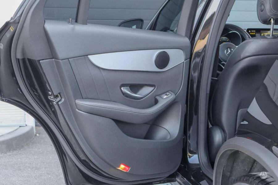 Black Mercedes-Benz GLC 220 2019 in Kaunas, with an engine capacity of 1.95 L and mileage of 182 thousand km for 32999 €, photo 50 on AUTOMOTO.COM.LV
