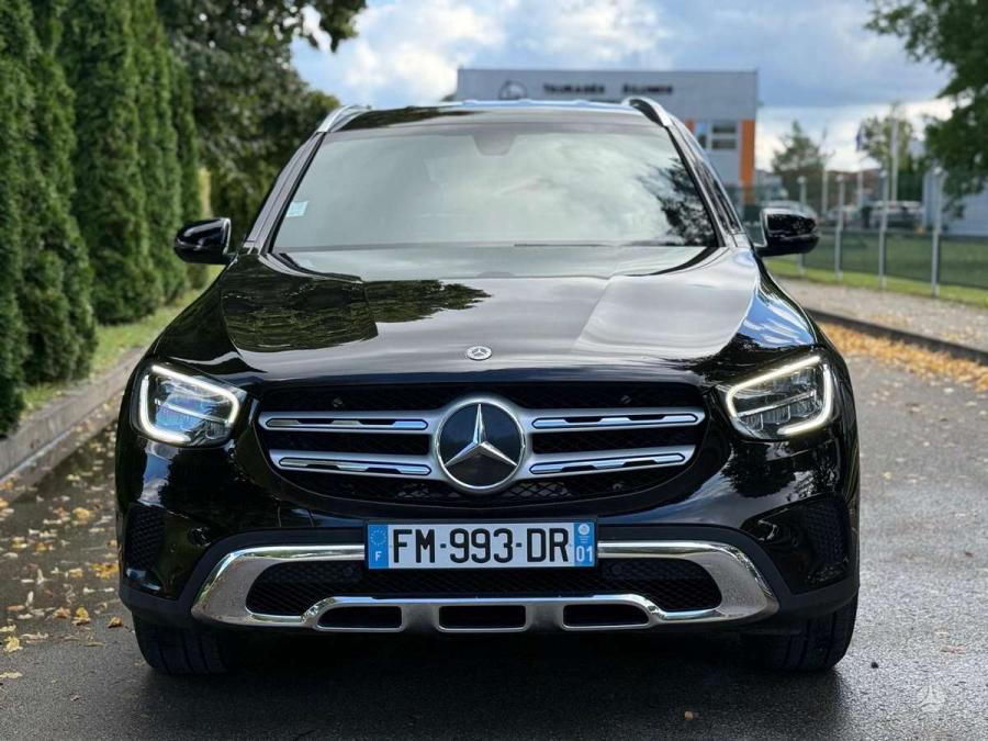 Black Mercedes-Benz GLC 220 2019 in Taurage, with an engine capacity of 2.00 L and mileage of 200 thousand km for 19500 €, photo 3 on AUTOMOTO.COM.LV
