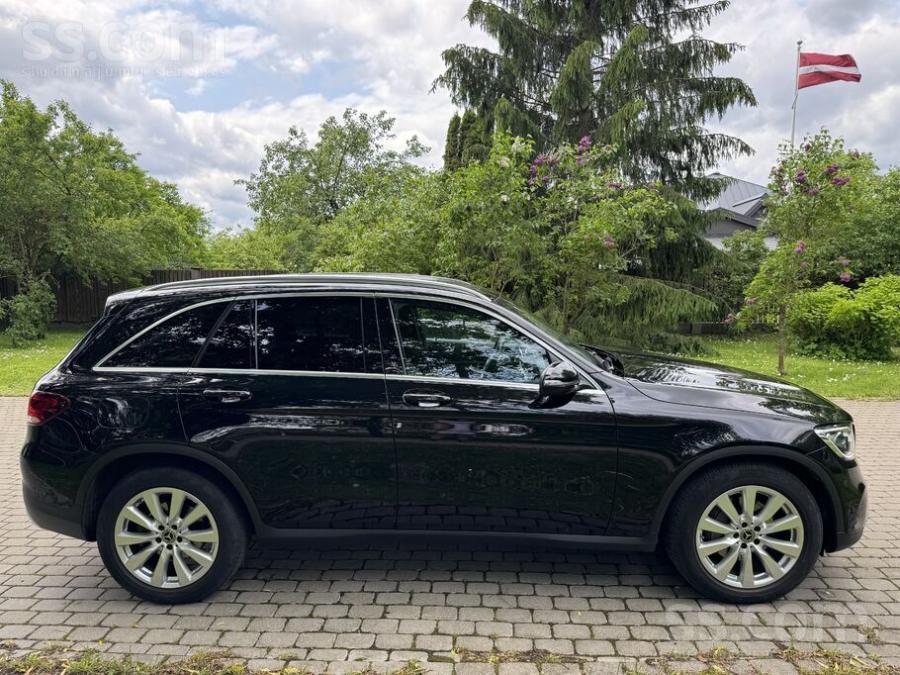 Black Mercedes-Benz GLC 220 2020 in Riga, with an engine capacity of 2.00 L and mileage of 51 thousand km for 33900 €, photo 2 on AUTOMOTO.COM.LV