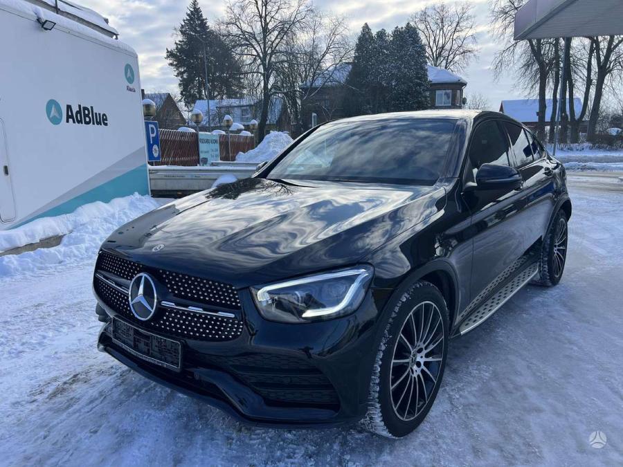 Black Mercedes-Benz GLC 220 2020 in Ukmerge, with an engine capacity of 1.95 L and mileage of 100 thousand km for 33550 €, photo 4 on AUTOMOTO.COM.LV
