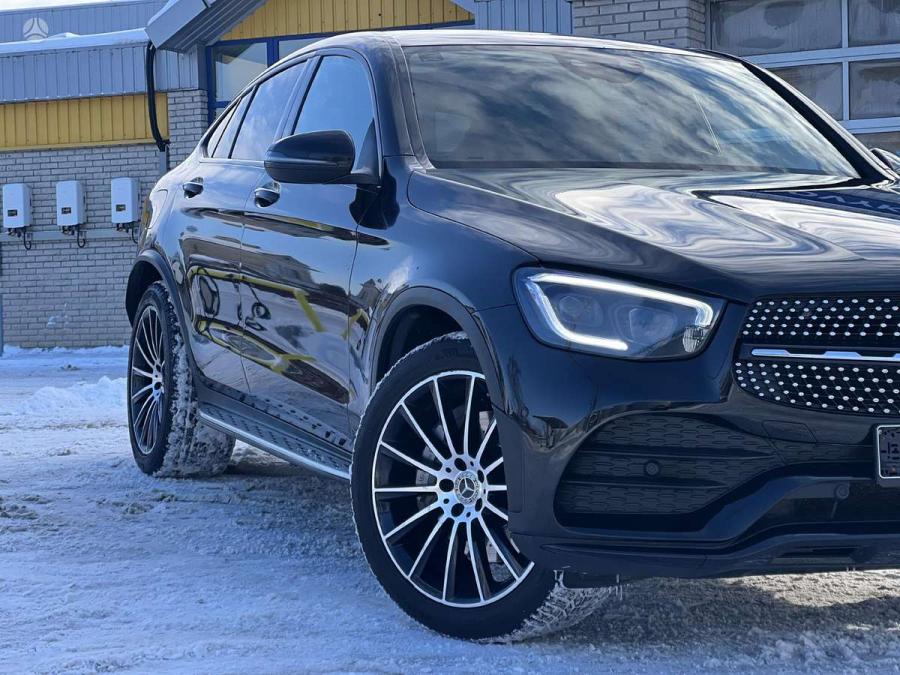 Black Mercedes-Benz GLC 220 2020 in Ukmerge, with an engine capacity of 1.95 L and mileage of 100 thousand km for 33550 €, photo 5 on AUTOMOTO.COM.LV