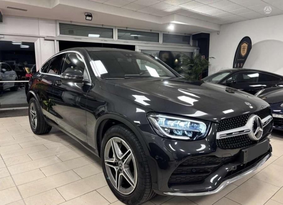 Black Mercedes-Benz GLC 220 2020 in Anyksciai, with an engine capacity of 2.00 L and mileage of 136 thousand km for 33999 €, photo 1 on AUTOMOTO.COM.LV