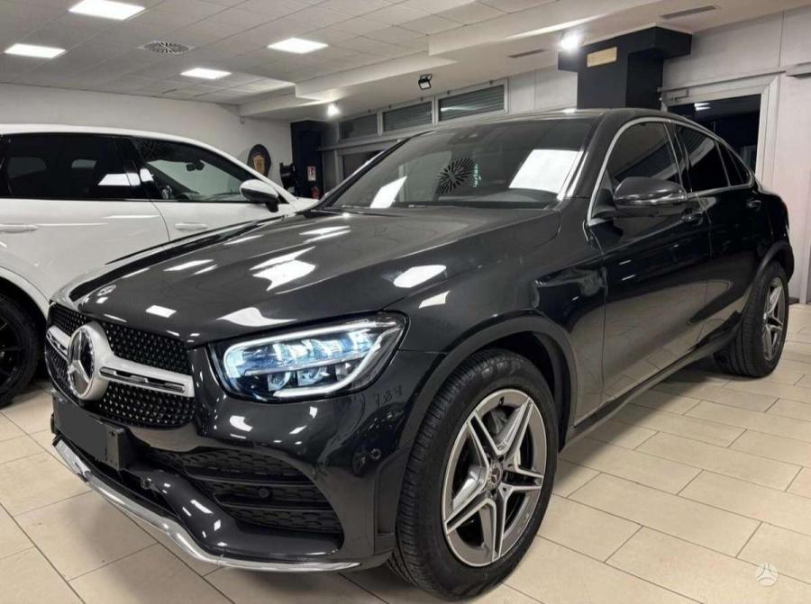 Black Mercedes-Benz GLC 220 2020 in Anyksciai, with an engine capacity of 2.00 L and mileage of 136 thousand km for 33999 €, photo 2 on AUTOMOTO.COM.LV