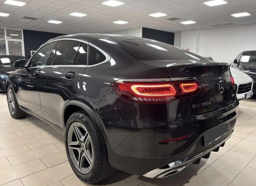 Black Mercedes-Benz GLC 220 2020 in Anyksciai, with an engine capacity of 2.00 L and mileage of 136 thousand km for 33999 €, photo 4 on AUTOMOTO.COM.LV