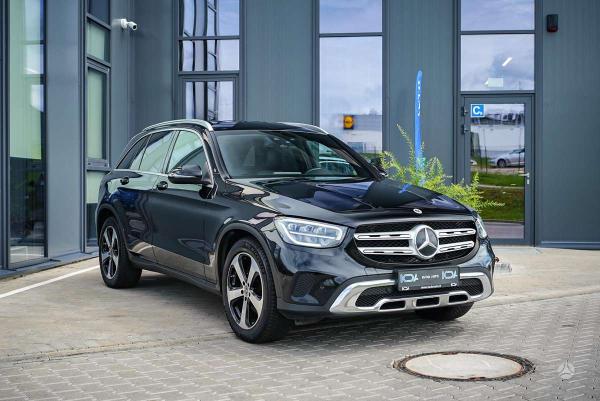 Black Mercedes-Benz GLC 220 2021 in Kaunas, with an engine capacity of 1.95 L and mileage of 189 thousand km for 26450 €, photo 1 on AUTOMOTO.COM.LV