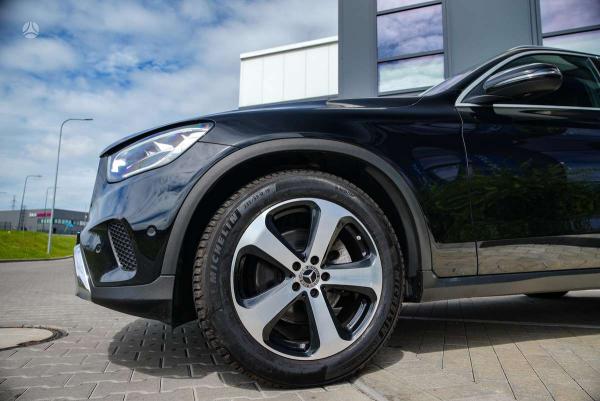 Black Mercedes-Benz GLC 220 2021 in Kaunas, with an engine capacity of 1.95 L and mileage of 189 thousand km for 26450 €, photo 6 on AUTOMOTO.COM.LV