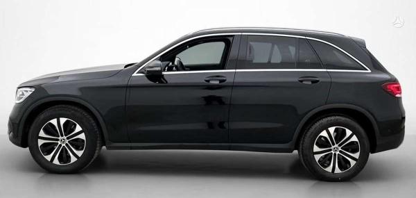 Black Mercedes-Benz GLC 220 2022 in Vilnius, with an engine capacity of 1.95 L and mileage of 68 thousand km for 38500 €, photo 4 on AUTOMOTO.COM.LV