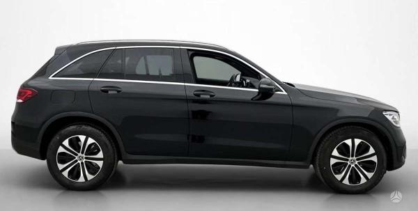 Black Mercedes-Benz GLC 220 2022 in Vilnius, with an engine capacity of 1.95 L and mileage of 68 thousand km for 38500 €, photo 7 on AUTOMOTO.COM.LV