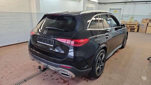 Melns Mercedes-Benz GLC 220 2023 Viļņa, ar dzinēja tilpumu 1.95 L un nobraukumu 130 tūkst. km par 44690 €, foto 4 vietnē AUTOMOTO.COM.LV