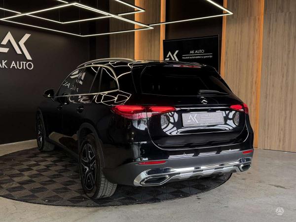 Black Mercedes-Benz GLC 220 2023 in Kaunas, with an engine capacity of 1.99 L and mileage of 42 thousand km for 44990 €, photo 10 on AUTOMOTO.COM.LV