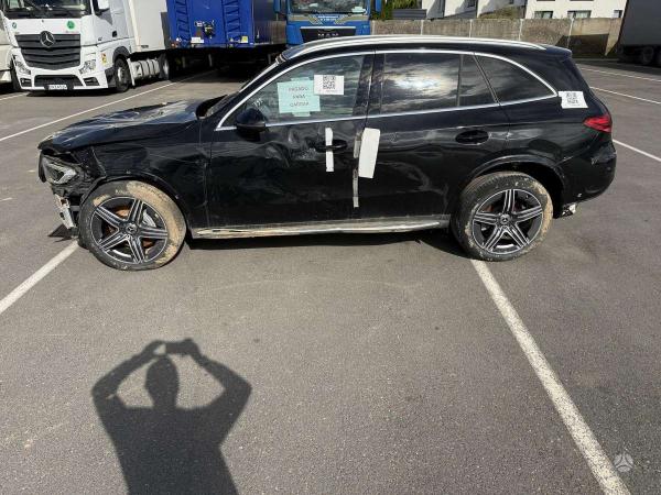 Melns Mercedes-Benz GLC 220 2024 Kauņa, ar dzinēja tilpumu 1.99 L un nobraukumu 0 tūkst. km par 10890 €, foto 3 vietnē AUTOMOTO.COM.LV