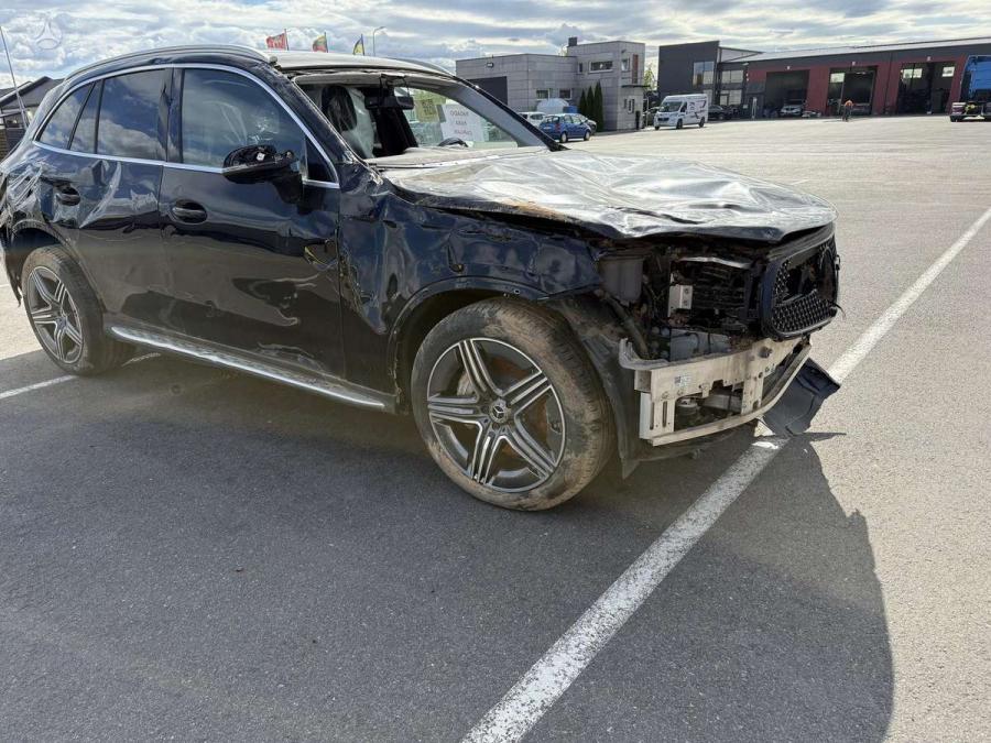 Melns Mercedes-Benz GLC 220 2024 Kauņa, ar dzinēja tilpumu 1.99 L un nobraukumu 0 tūkst. km par 10890 €, foto 9 vietnē AUTOMOTO.COM.LV