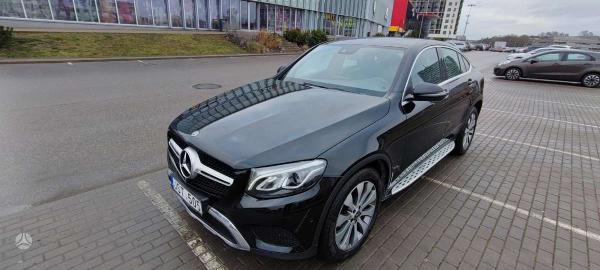 Black Mercedes-Benz GLC 220 2017 in Vilnius, with an engine capacity of 2.10 L and mileage of 137 thousand km for 26300 €, photo 1 on AUTOMOTO.COM.LV