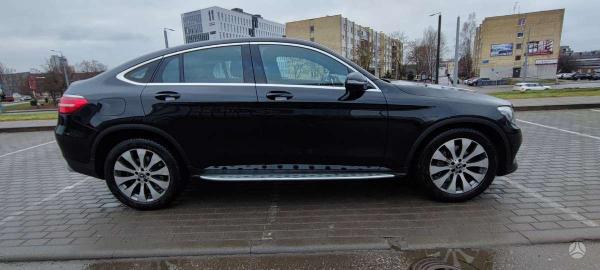 Black Mercedes-Benz GLC 220 2017 in Vilnius, with an engine capacity of 2.10 L and mileage of 137 thousand km for 26300 €, photo 4 on AUTOMOTO.COM.LV