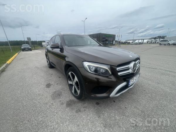 Brown Mercedes-Benz GLC 220 2016 in Riga, with an engine capacity of 2.20 L and mileage of 400 thousand km for 12950 €, photo 1 on AUTOMOTO.COM.LV
