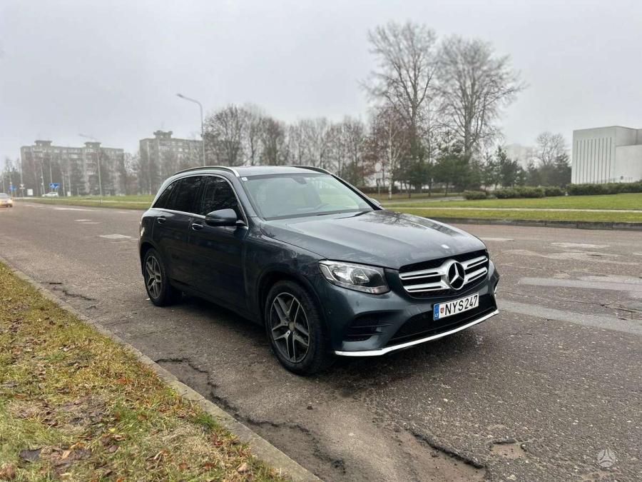 Pelēks Mercedes-Benz GLC 220 2016 Marijampole, ar dzinēja tilpumu 2.14 L un nobraukumu 400 tūkst. km par 13900 €, foto 1 vietnē AUTOMOTO.COM.LV