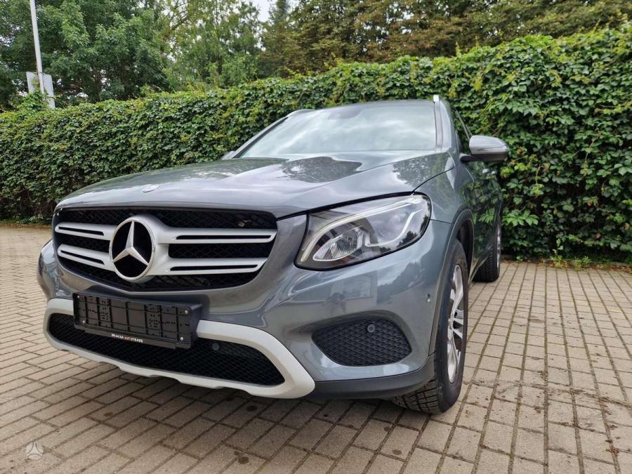 Pelēks Mercedes-Benz GLC 220 2016 Viļņa, ar dzinēja tilpumu 2.14 L un nobraukumu 280 tūkst. km par 14950 €, foto 3 vietnē AUTOMOTO.COM.LV