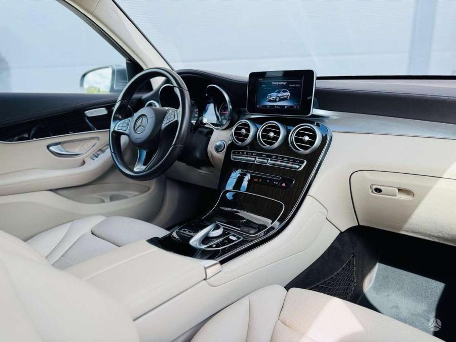 Grey Mercedes-Benz GLC 220 2017 in Siauliai, with an engine capacity of 2.14 L and mileage of 98 thousand km for 24499 €, photo 7 on AUTOMOTO.COM.LV