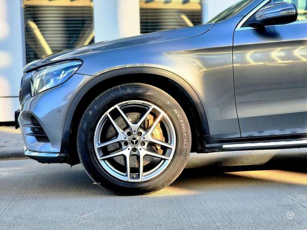 Grey Mercedes-Benz GLC 220 2019 in Vilnius, with an engine capacity of 2.14 L and mileage of 301 thousand km for 17800 €, photo 3 on AUTOMOTO.COM.LV