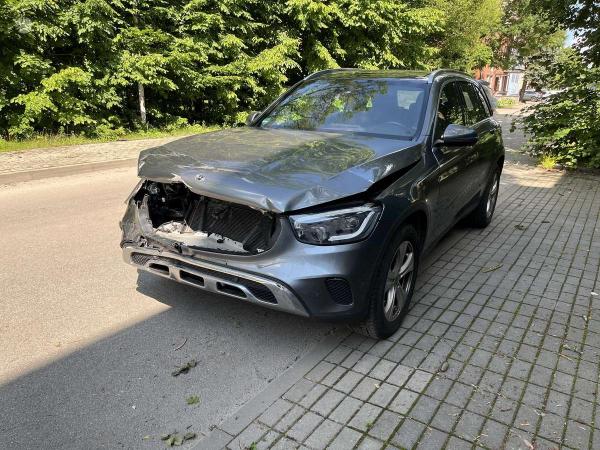 Pelēks Mercedes-Benz GLC 220 2020 Kauņa, ar dzinēja tilpumu 1.95 L un nobraukumu 160 tūkst. km par 9700 €, foto 2 vietnē AUTOMOTO.COM.LV