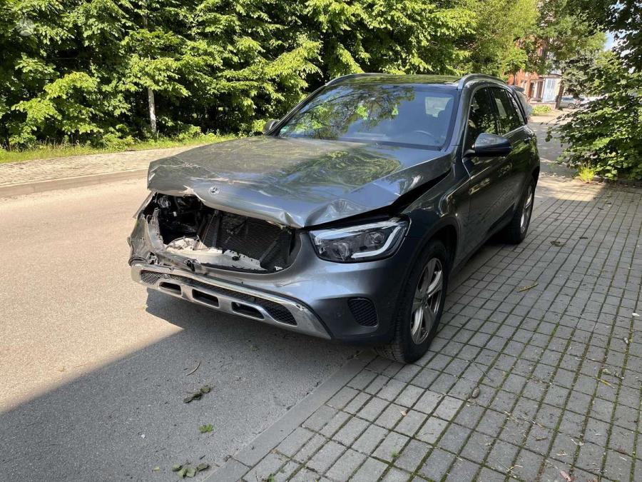 Pelēks Mercedes-Benz GLC 220 2020 Kauņa, ar dzinēja tilpumu 1.95 L un nobraukumu 160 tūkst. km par 9700 €, foto 3 vietnē AUTOMOTO.COM.LV