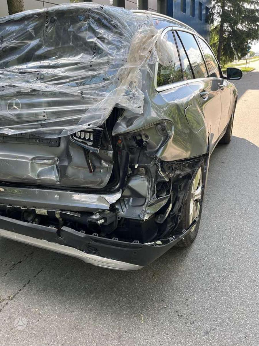 Pelēks Mercedes-Benz GLC 220 2020 Kauņa, ar dzinēja tilpumu 1.95 L un nobraukumu 160 tūkst. km par 9700 €, foto 9 vietnē AUTOMOTO.COM.LV