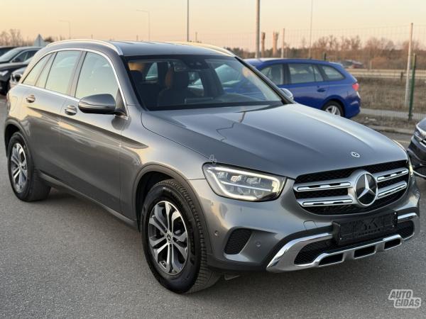 Grey Mercedes-Benz GLC 220 2022 in Vilnius, with an engine capacity of 2.00 L and mileage of 105 thousand km for 24999 €, photo 2 on AUTOMOTO.COM.LV