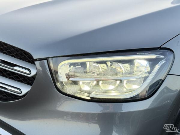 Grey Mercedes-Benz GLC 220 2022 in Vilnius, with an engine capacity of 2.00 L and mileage of 105 thousand km for 24999 €, photo 3 on AUTOMOTO.COM.LV