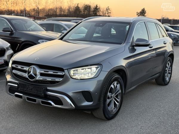 Grey Mercedes-Benz GLC 220 2022 in Vilnius, with an engine capacity of 2.00 L and mileage of 105 thousand km for 24999 €, photo 4 on AUTOMOTO.COM.LV