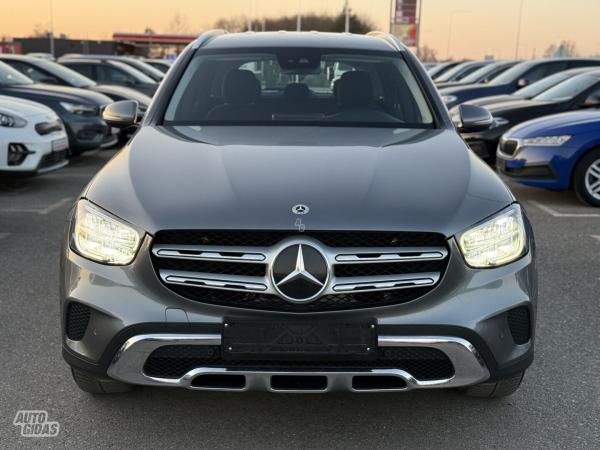 Grey Mercedes-Benz GLC 220 2022 in Vilnius, with an engine capacity of 2.00 L and mileage of 105 thousand km for 24999 €, photo 5 on AUTOMOTO.COM.LV