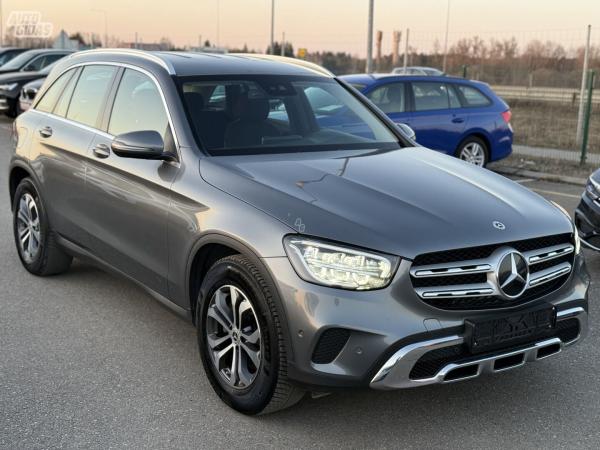 Grey Mercedes-Benz GLC 220 2022 in Vilnius, with an engine capacity of 2.00 L and mileage of 105 thousand km for 24999 €, photo 6 on AUTOMOTO.COM.LV
