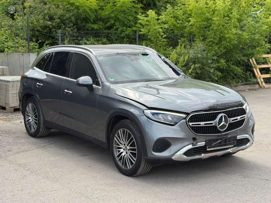 Pelēks Mercedes-Benz GLC 220 2023 Kauņa, ar dzinēja tilpumu 1.95 L un nobraukumu 49 tūkst. km par 28650 €, foto 1 vietnē AUTOMOTO.COM.LV
